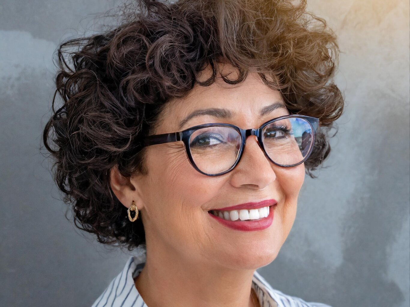 5 Frisuren ab 60, die wirklich jeder Frau mit Brille stehen!